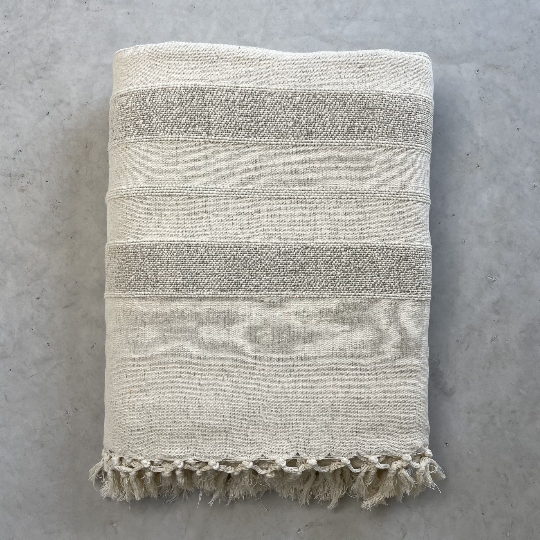 Extra-large 100% soft cotton throw in neutral cream shades with fringed ...