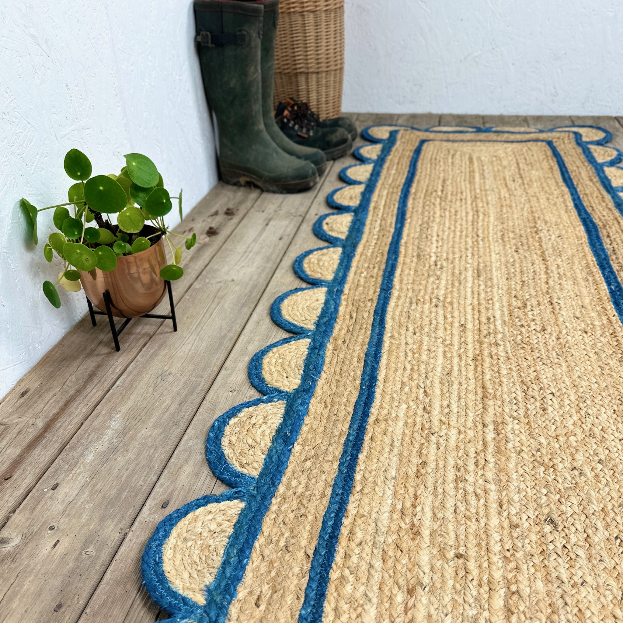 Jute runner rugs with scallop edge and coloured frame Size: 75cm x ...