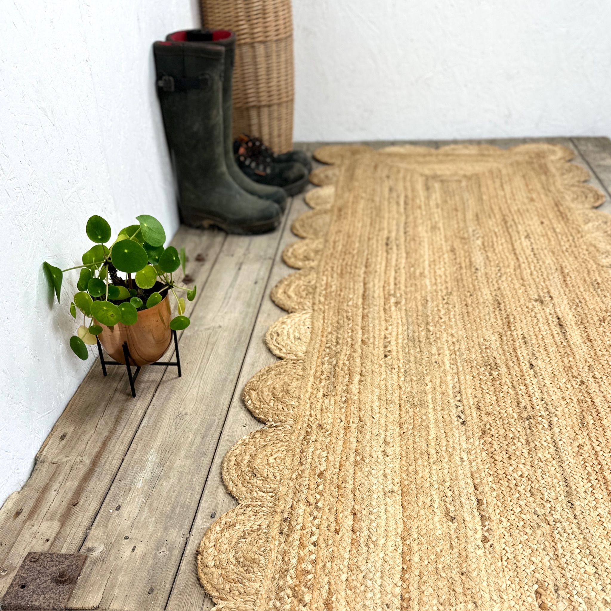 Jute runner rugs with scallop edge and coloured frame Size: 75cm x ...