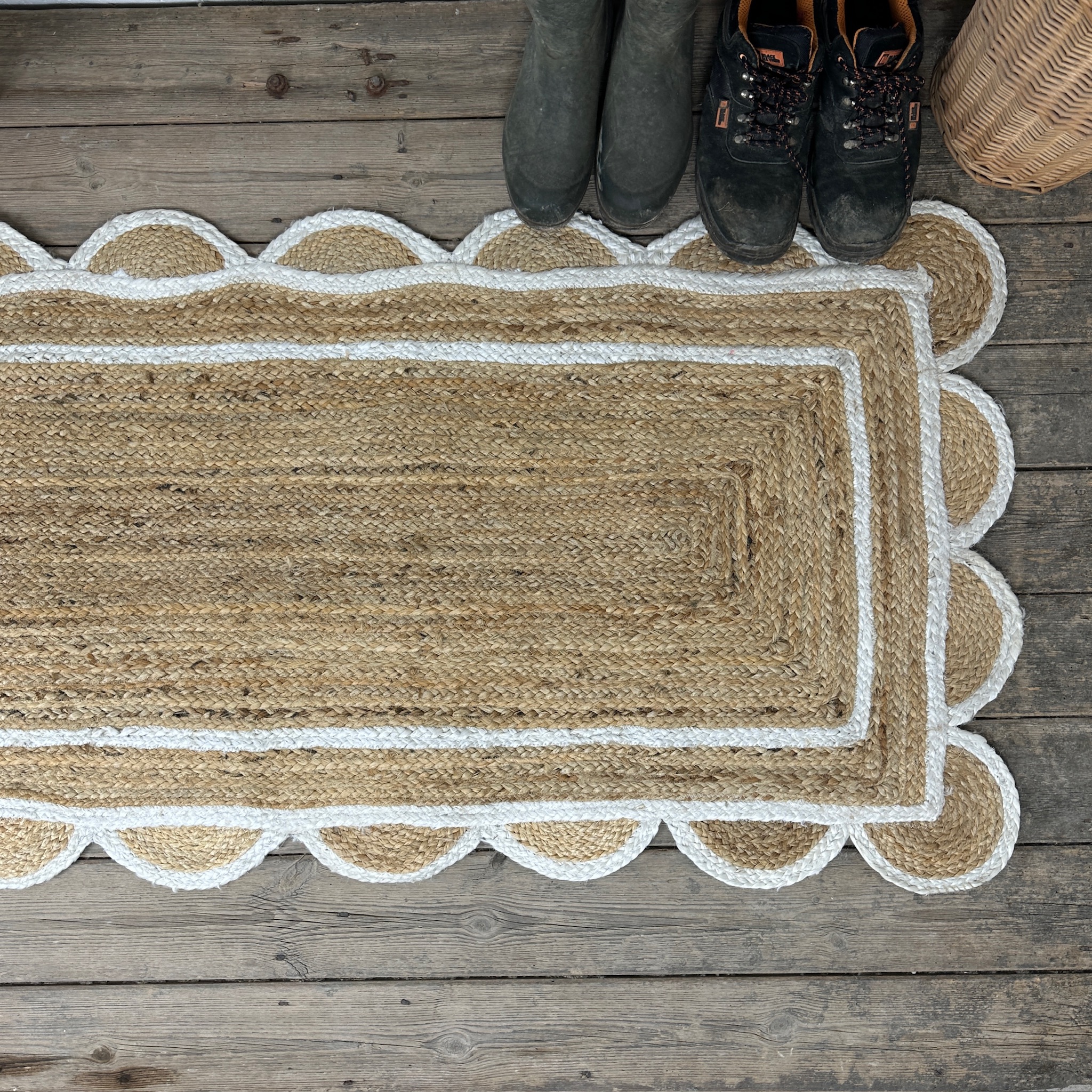 Jute runner rugs with scallop edge and coloured frame Size: 75cm x ...