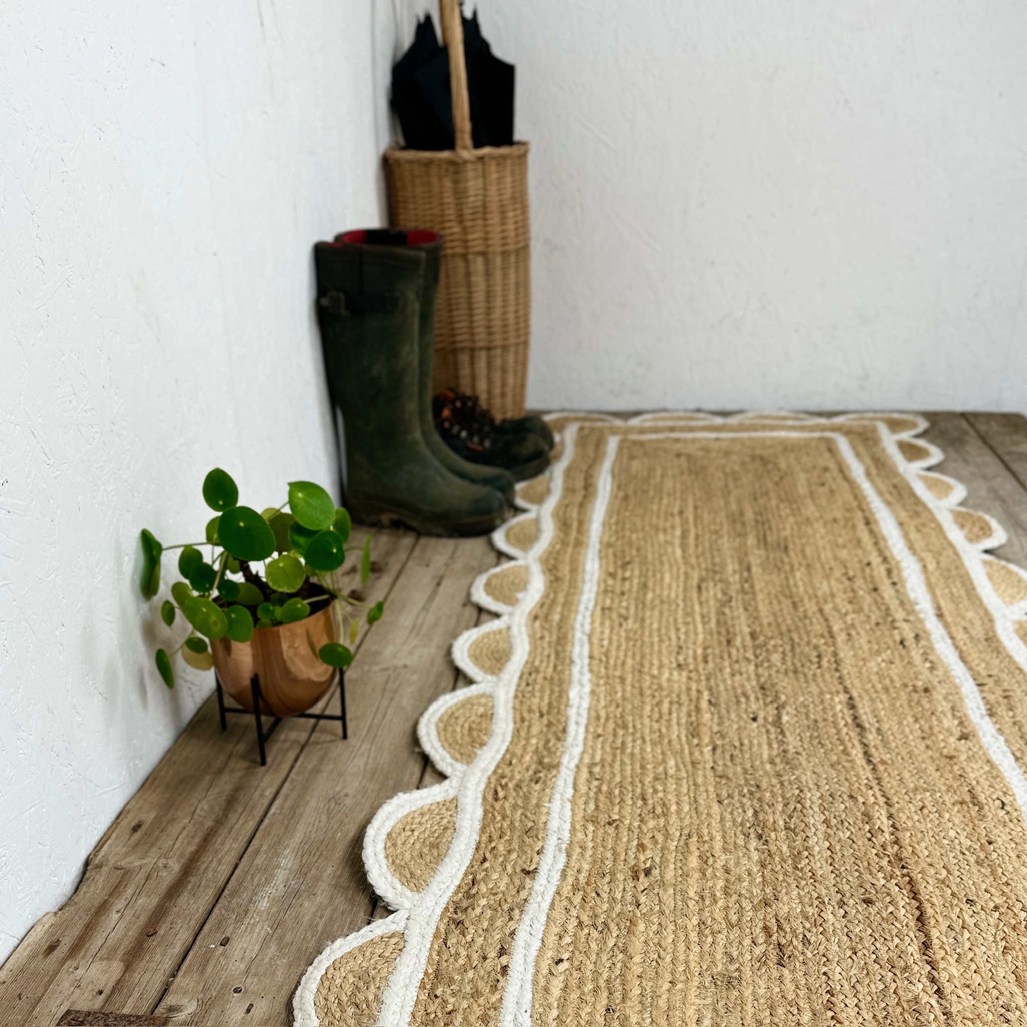 Jute runner rugs with scallop edge and coloured frame Size: 75cm x ...